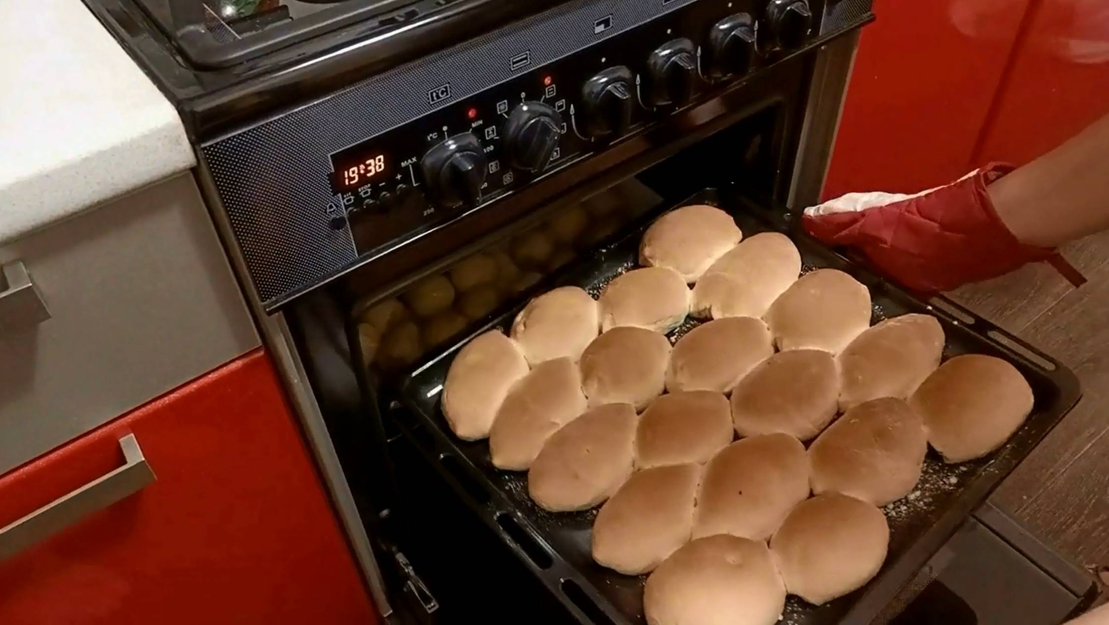 Пирожки и фаршированный картофель.