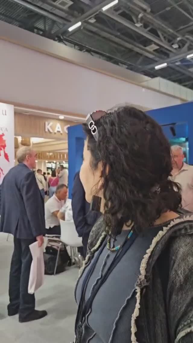 Что делает режиссёр киностудии на выставке лифтового оборудования?!