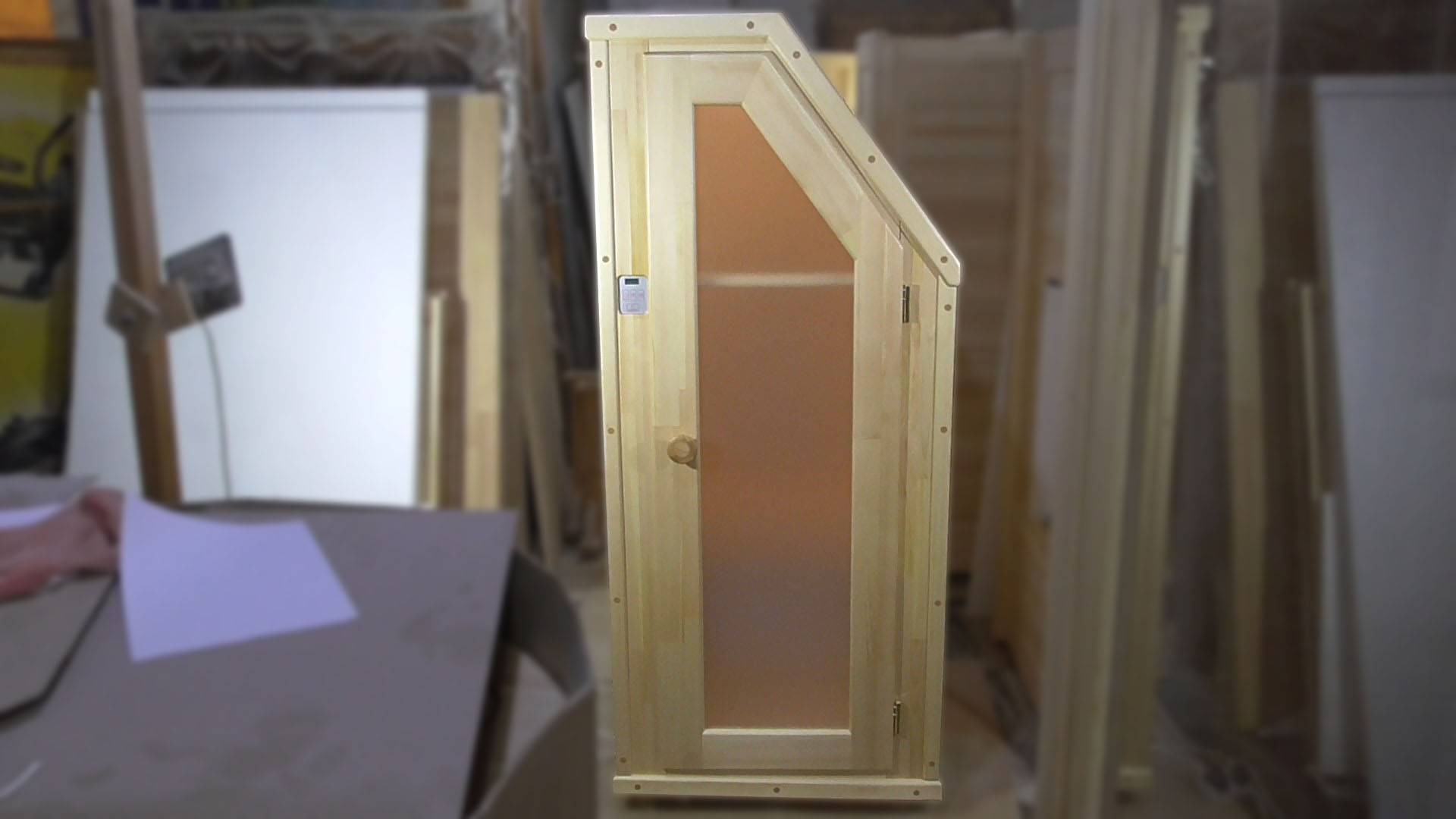 Одноместная кедровая инфракрасная сауна с керамическими нагревателями и скошенным потолком