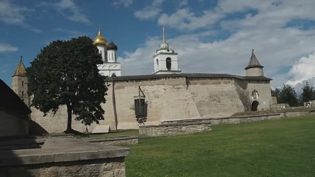 В городе Пскове (Россия) и псковском Кремле.