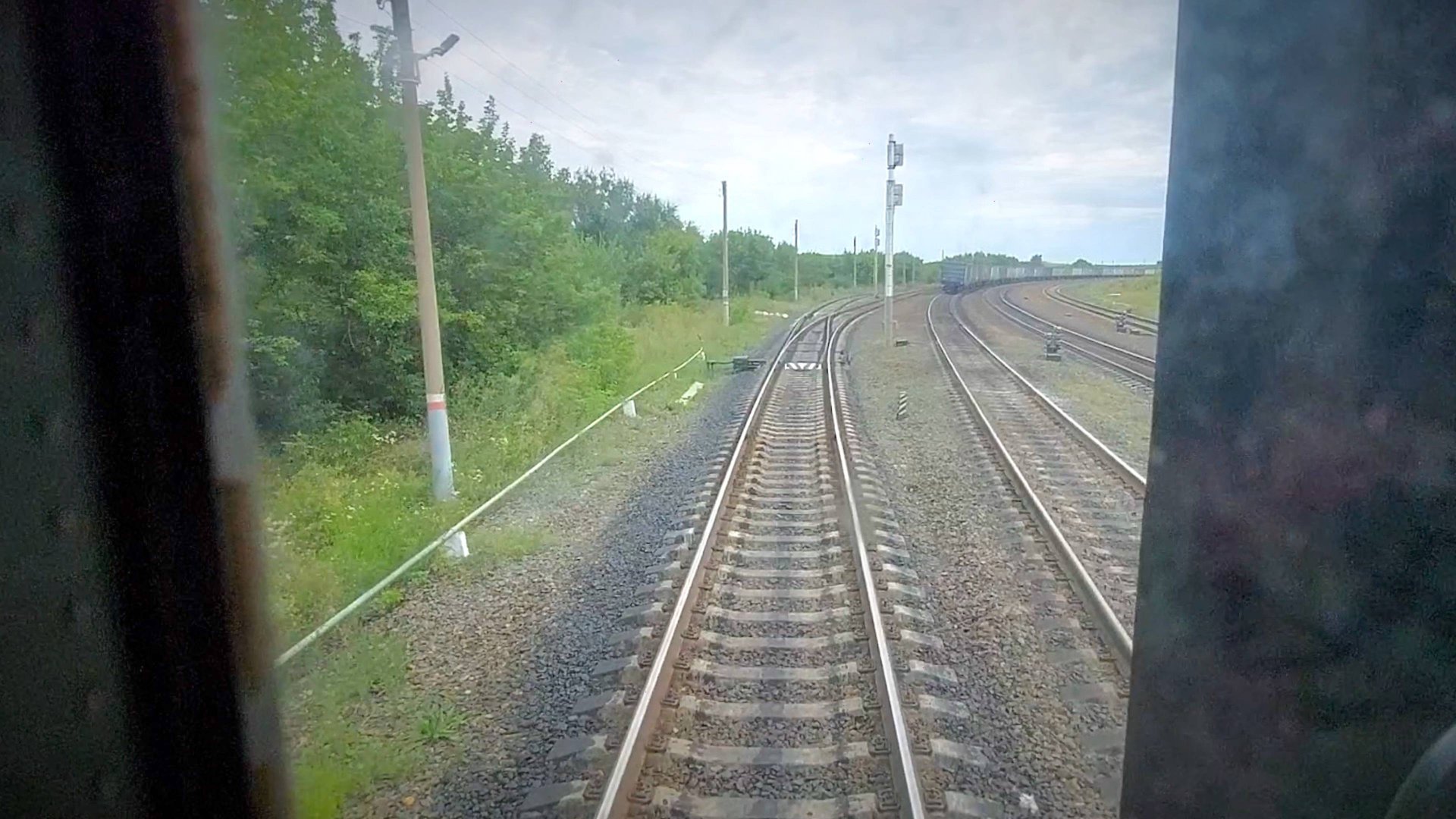 Смотрим на рельсы из последнего вагона поезда / Стук колес поезда на железной дороге