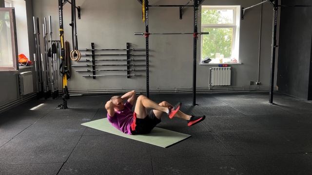 Скручивания с касанием колена локтем