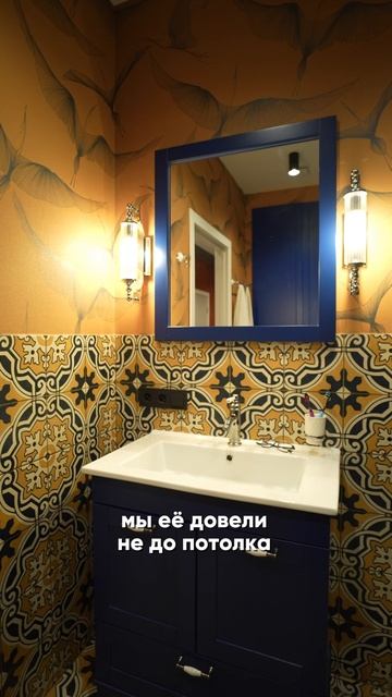 Как совместить плитку с обоями в санузле 🚿