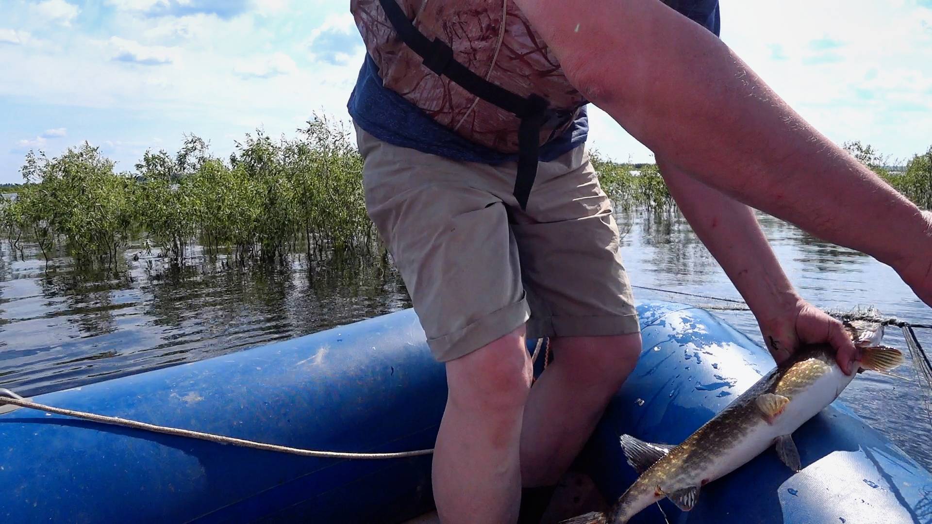 Ловля рыбы сетью в половодье. р.Конда, ХМАО