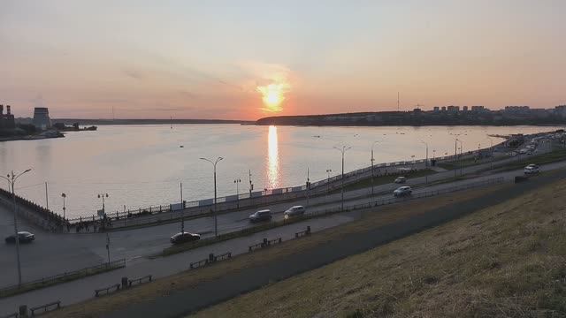 Живописный закат над  акваторией Ижевского городского пруда провожаем день с площади оружейников.