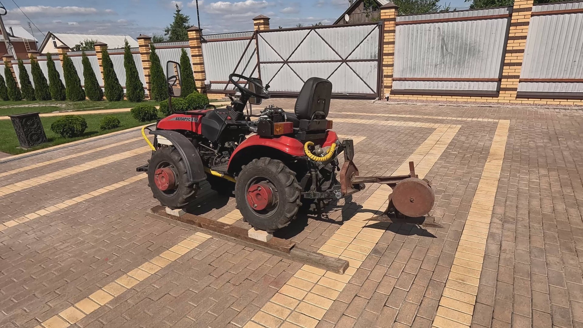 МТЗ 152. Регулировка плуга перед вспашкой.