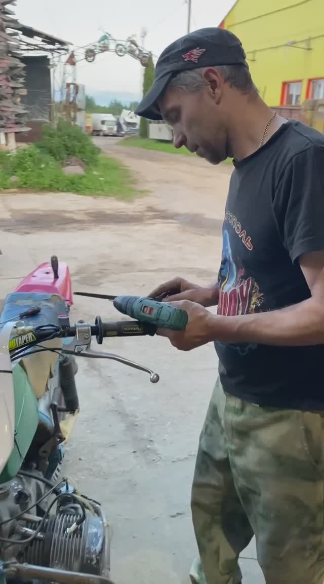 Подготовка коляски к мотокроссу. Пилим иглу :)