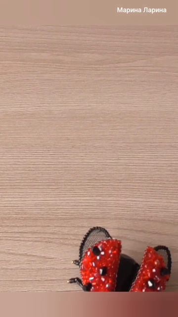 Брошь "Божья коровка" из бисера