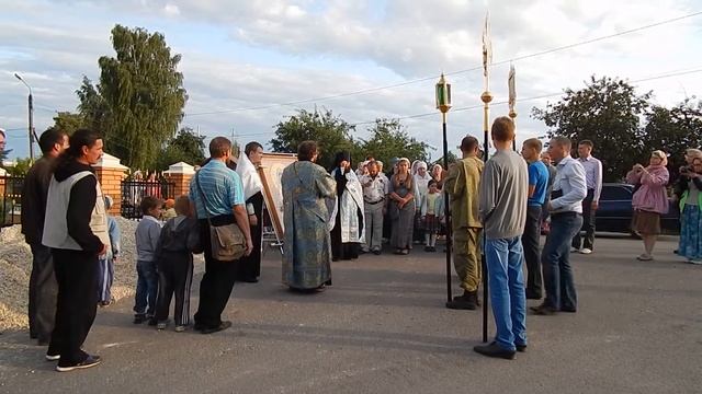 У Покровского храма.