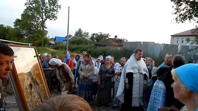 У Сошественского храма.