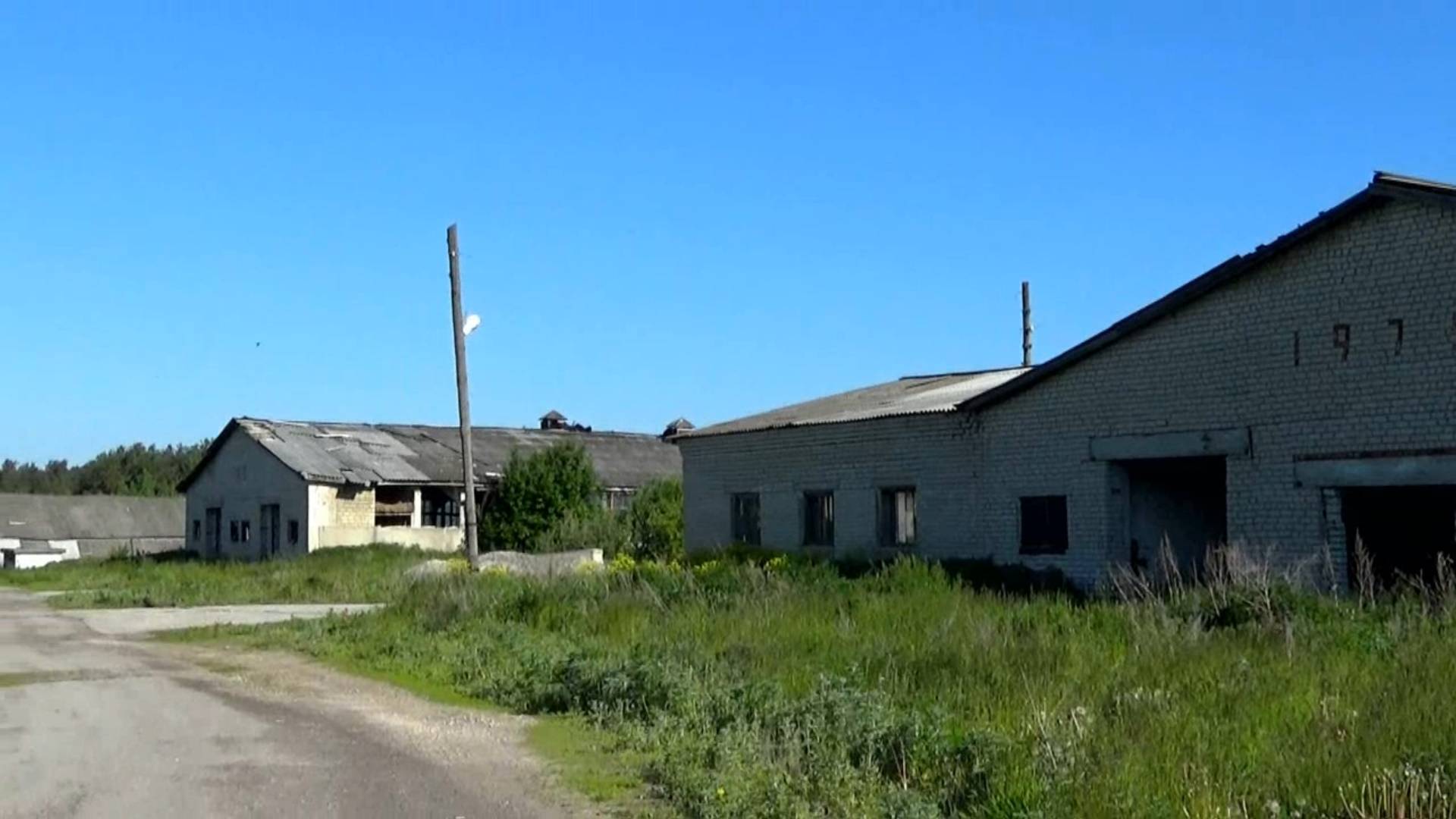 Полуразрушенные коровники около деревни Козлово. Вязниковский район, Владимирская область.