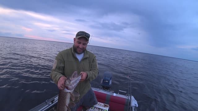 Рыбалка, стройка и первые уловы! Рыбалка на Воже. 1 часть #рыбалка #рыбалкавидео