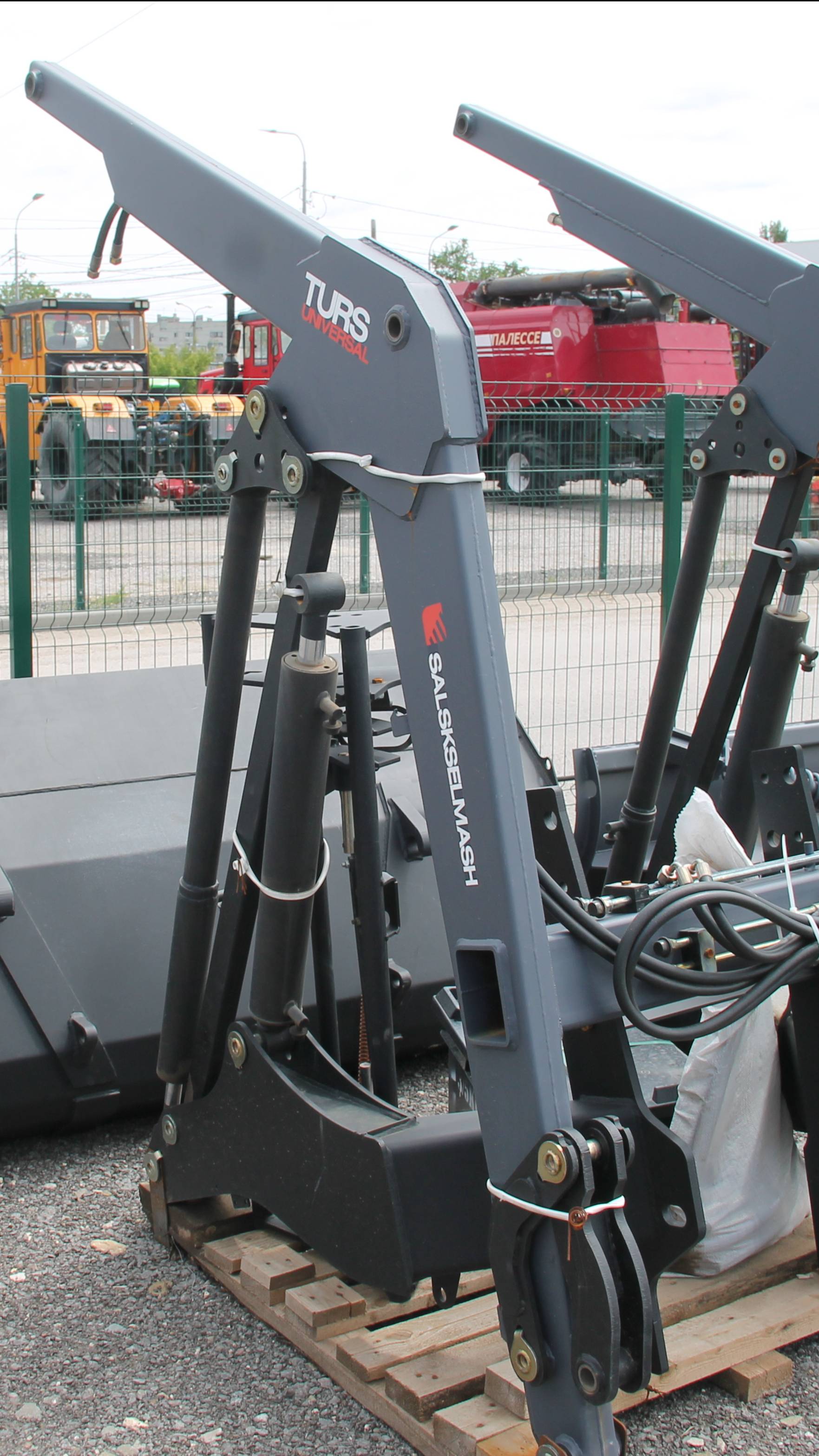 Фронтальный погрузчик TURS UNIVERSAL