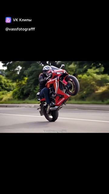 Байкер выполняет трюк Вилли.