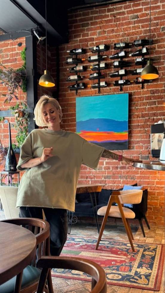 Где купить современный арт?


Отнесли  с Левой  в гастробар Rossa еще 2 картины мои.

Здесь обе