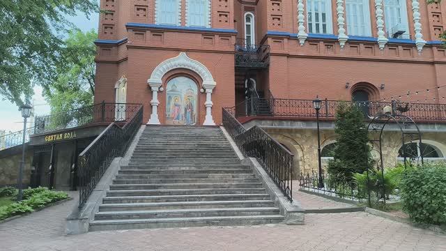 Храм иконы Казанской божьей матери и православный Михайловский собор в городе Ижевске