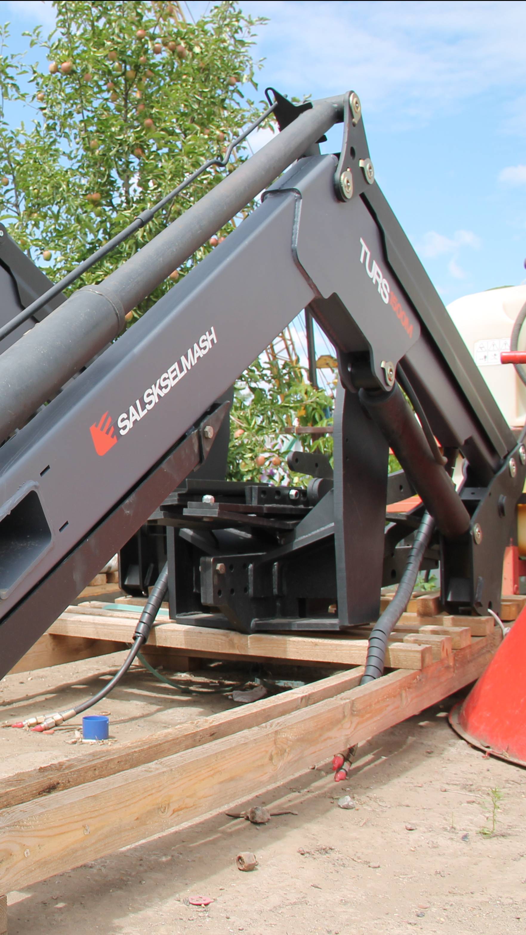 Фронтальный погрузчик TURS 1500M с джойстиком