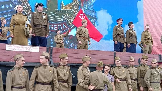 Красная площадь Москва.Поезд Победы - теплушки военных лет Великой Отечественной Войны -  концерт