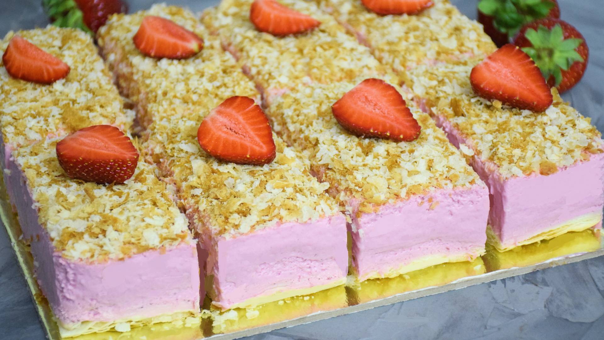 Нежные пирожные "Клубничные ломтики"