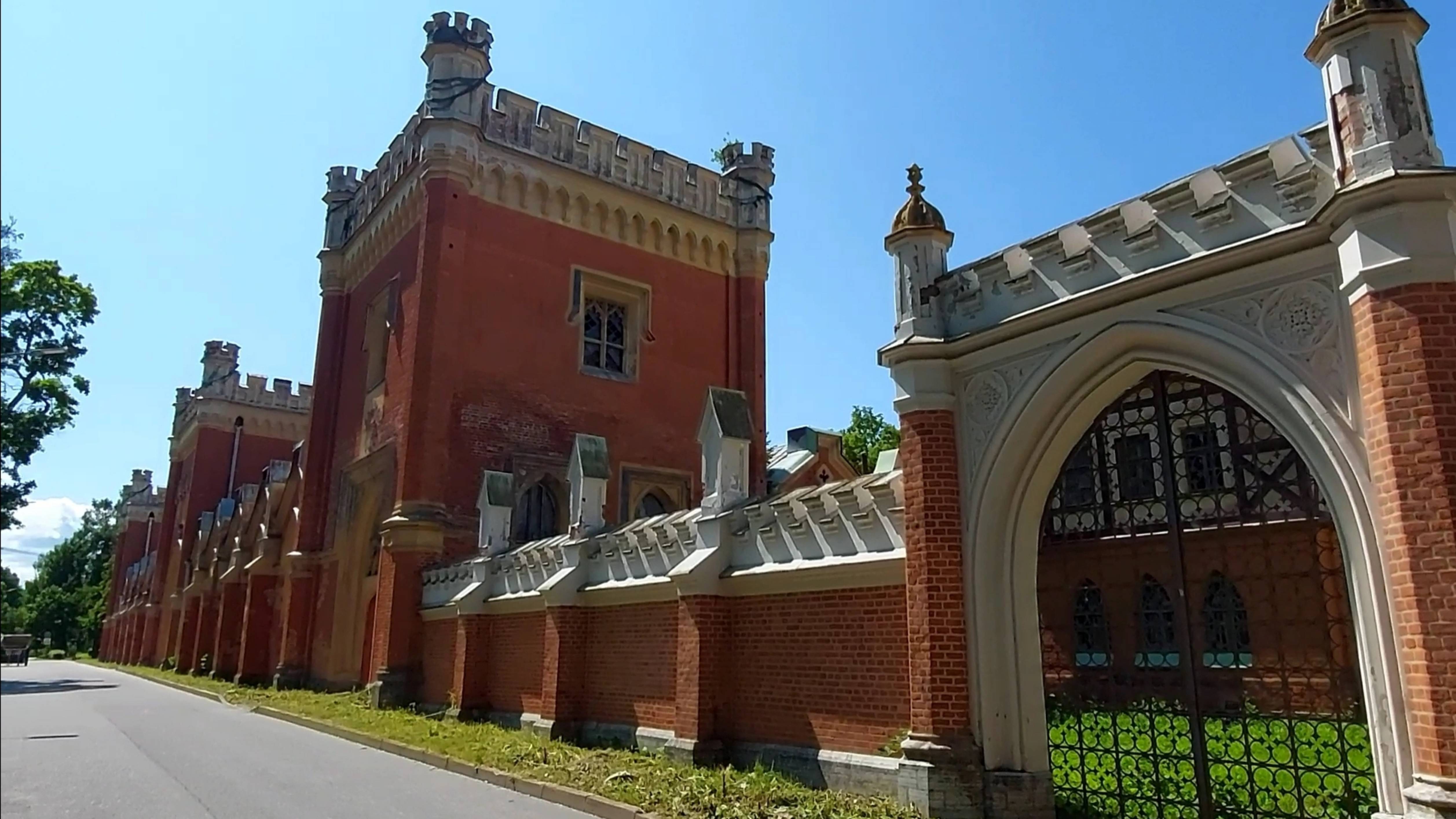 Готические конюшни (Императорские)— вот такое чудо есть в Петергофе. Построены они аж в 1855 году