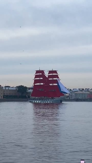 Бриг «Россия» во время репетиции праздника «Алые Паруса»