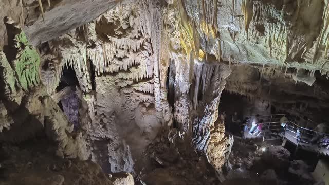 Прогулка по карстовой пещере Прометея (Кумистави) в Грузии