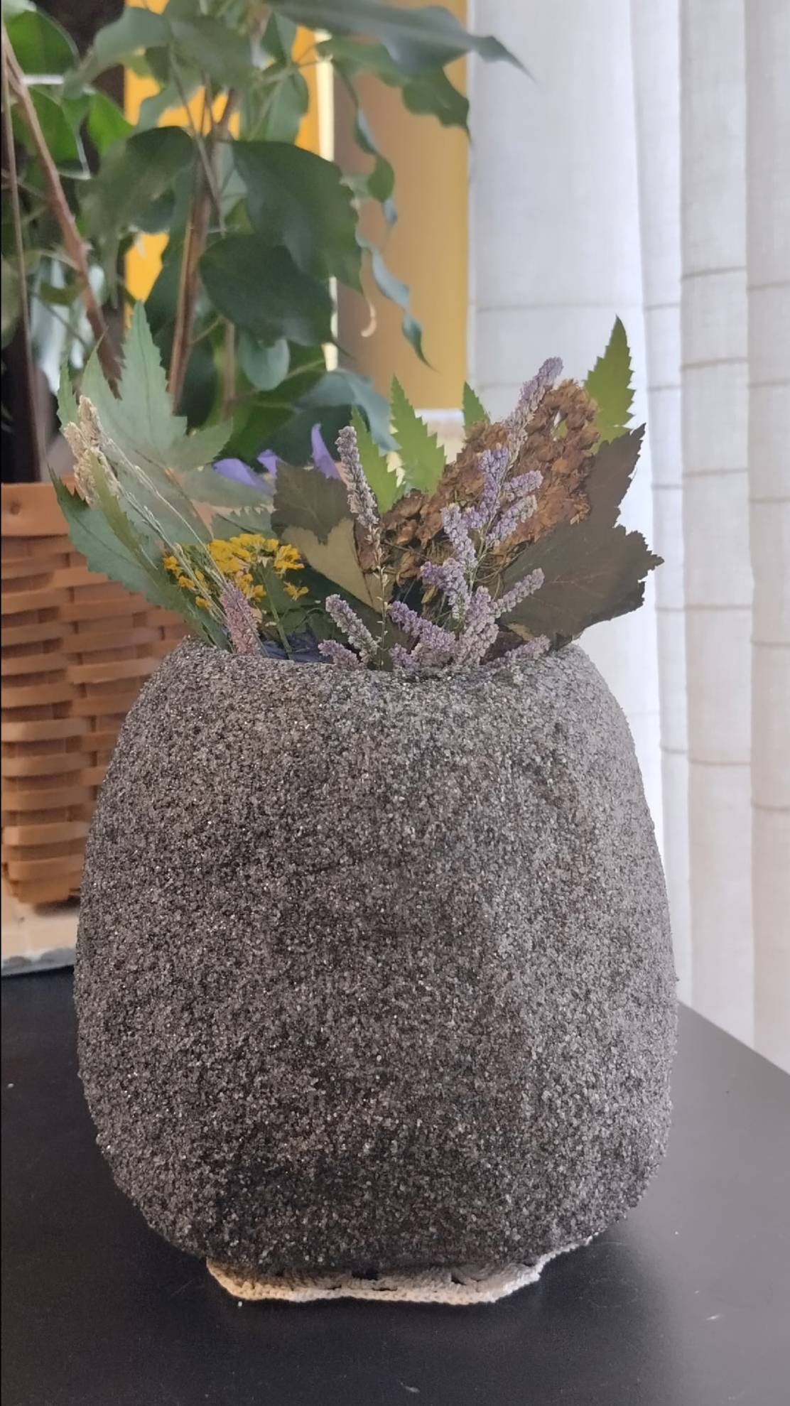 Кашпо покрытое мраморной штукатуркой от компании Flexline.