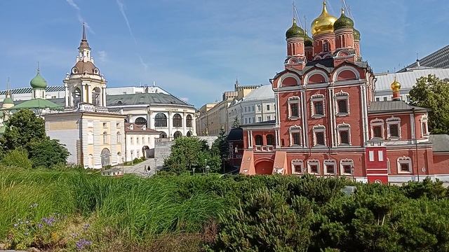 Парк Зарядье Москва Флорариум с многоуровневой оранжерей и красивые растения у стен Кремля Москва