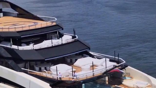 Яхта Мордашова припарковалась в порту на Чуркине