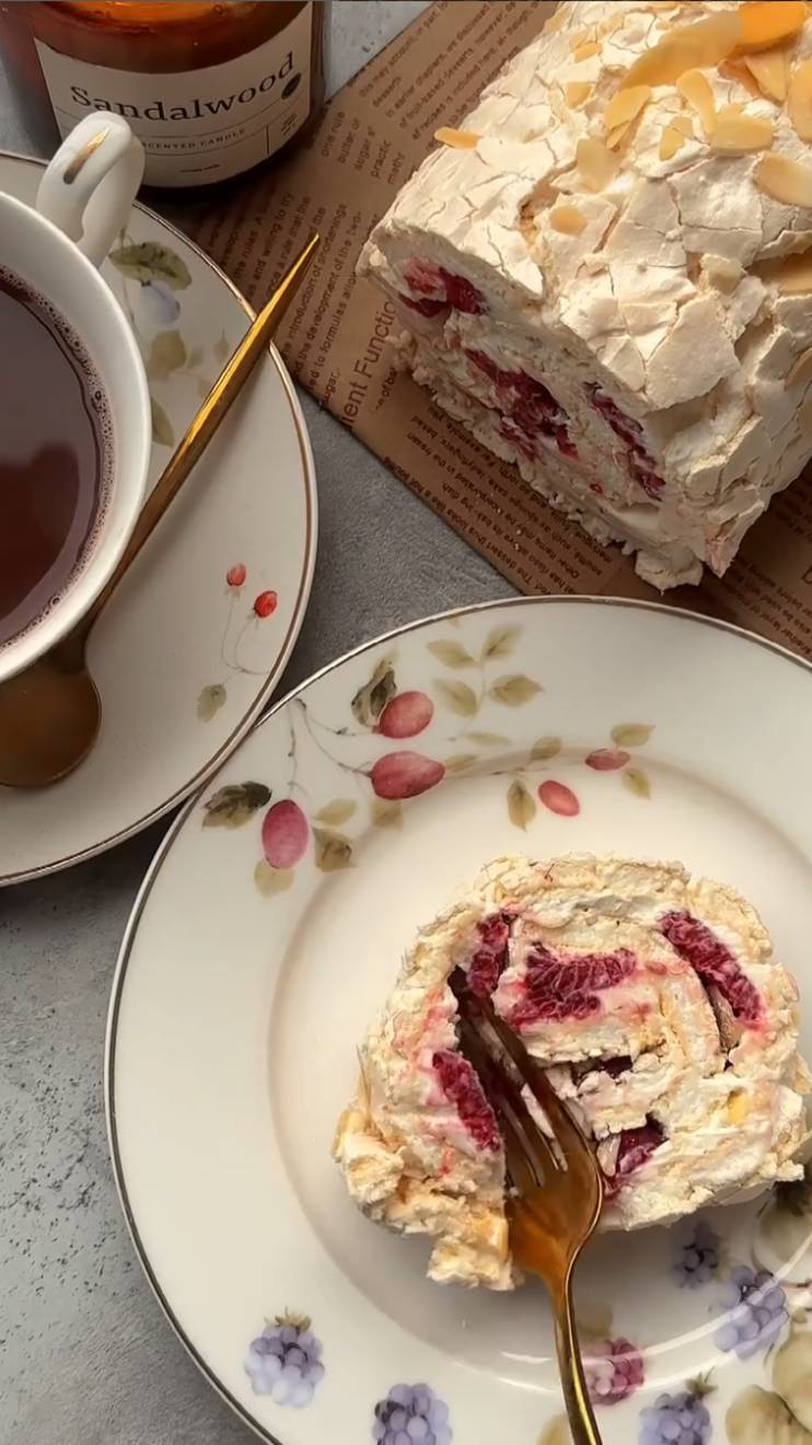 Меренговый рулет со свежей малиной