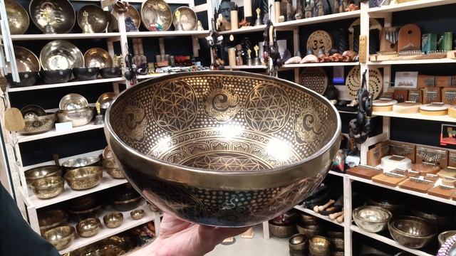 Кованая поющая чаша Flower of life ( 26 см, нота: Ля #, 116 Гц ) / Singing Bowl / shamanic.moscow
