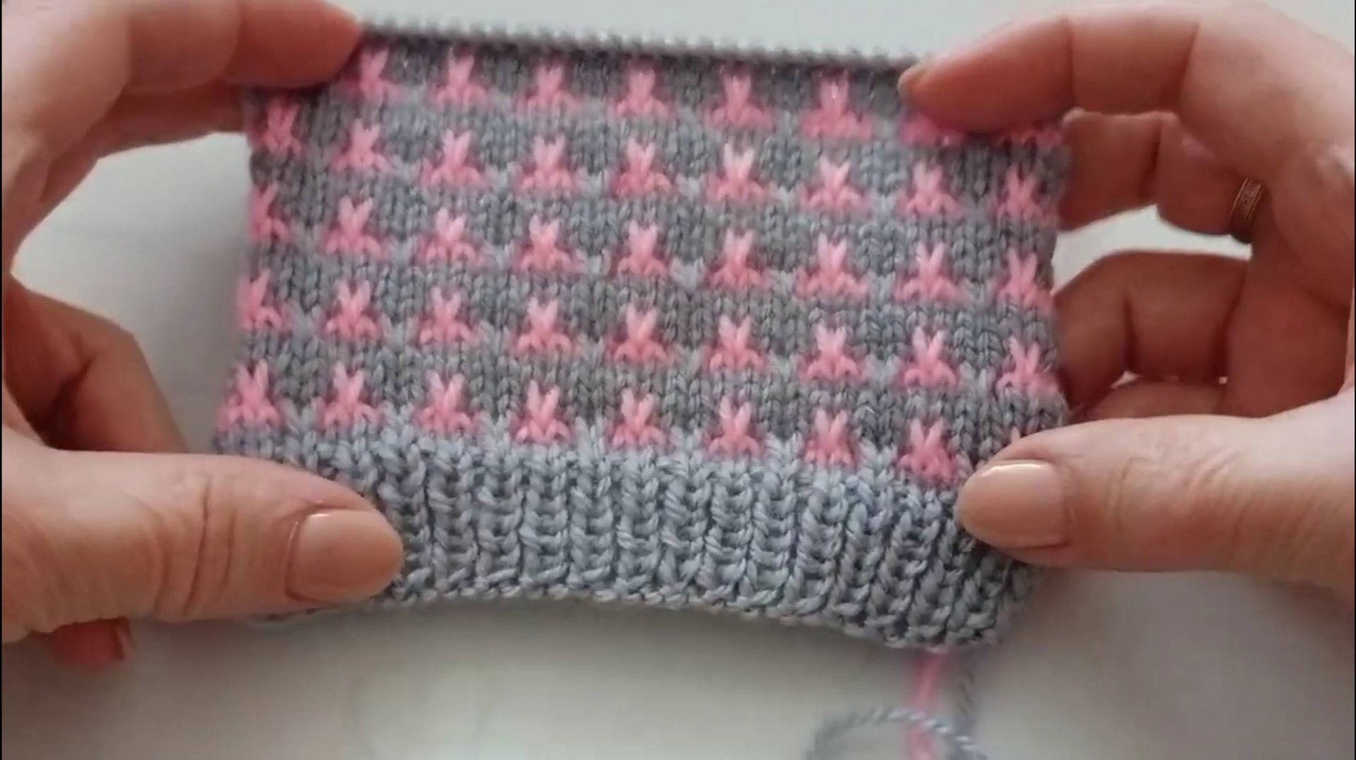 Ленивый жаккард спицами поворотными и круговыми рядами.