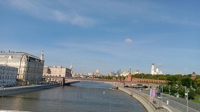 Парк Зарядье Москва у Кремля на берегу Москвы реки. Парящий мост над рекой, Музеи подземный и многое