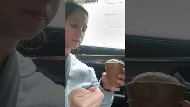 пробую мороженое со вкусом  кол( из Переяславля Залесского)  (выполняю задание 100 мр за лето) 2/100