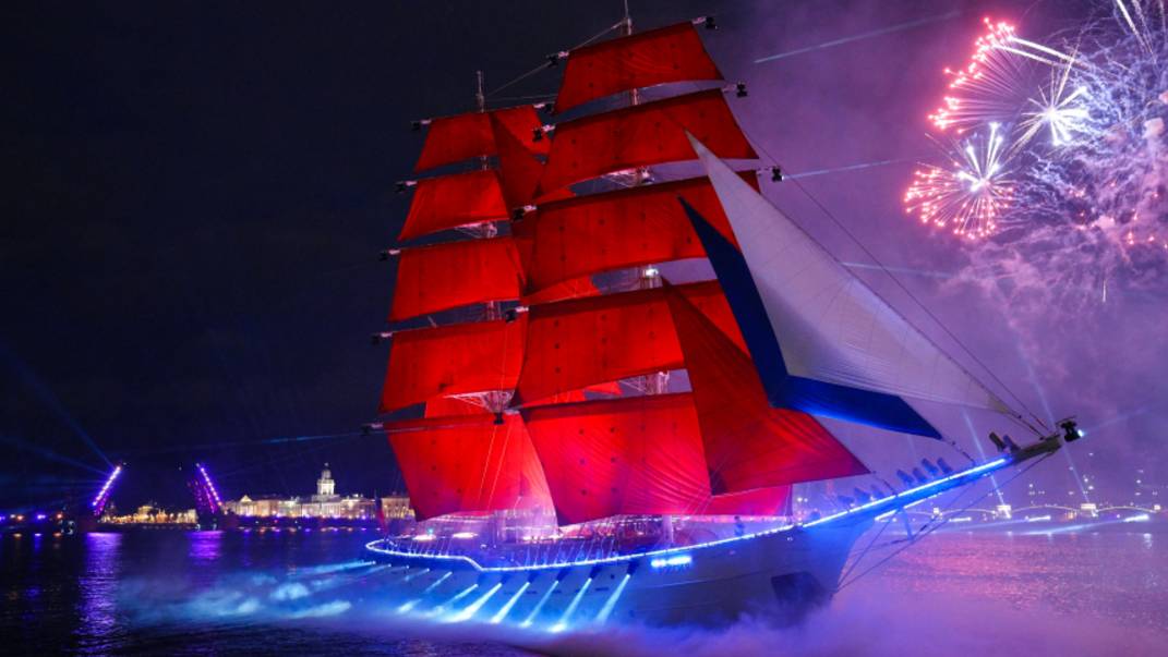 «Россия!»: выпускники патриотично встретили праздничный салют на «Алых парусах»