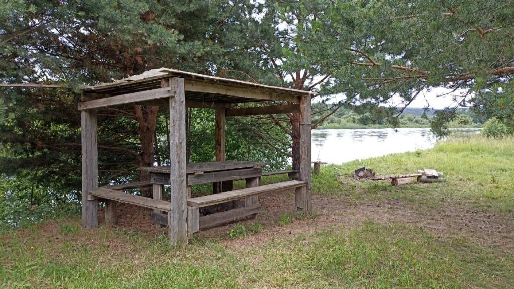 Туристическая стоянка на живописном берегу реки