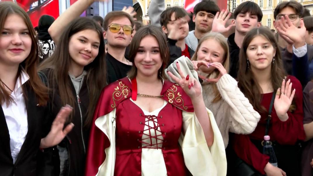 Выпускница на «Алых парусах» вдохновилась Средневековьем в создании платья