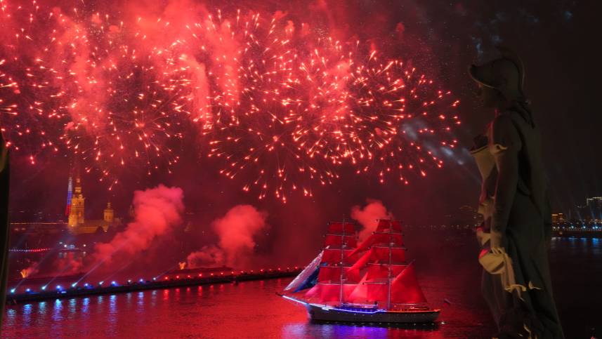 Праздник «Алые паруса» завершился в Петербурге исполнением двух гимнов