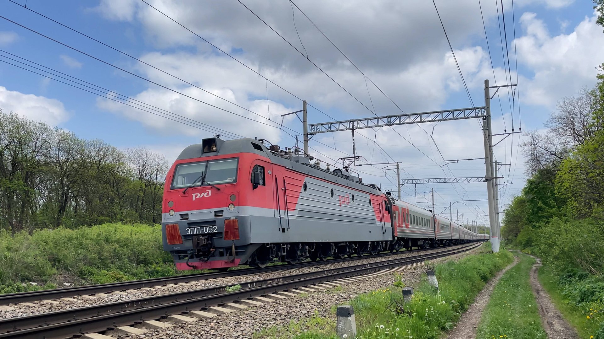 Электровоз ЭП1П-052 с пассажирским поездом