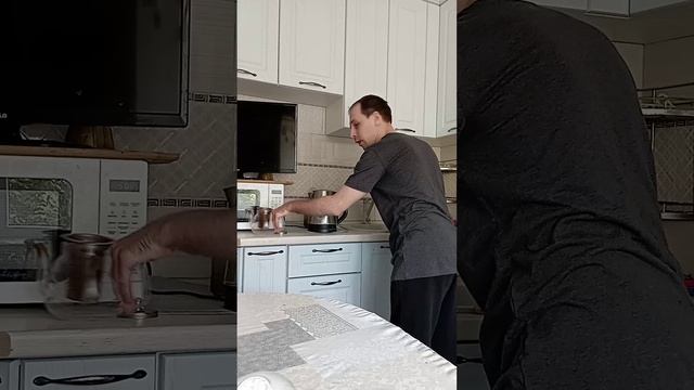 САНЯ заваривает чай