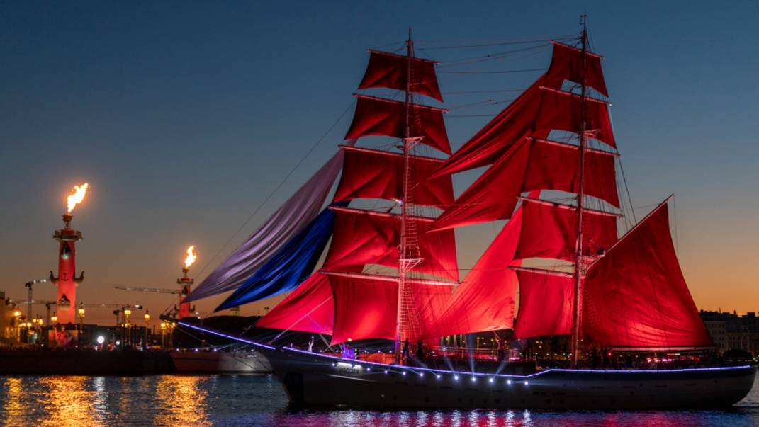 Бриг «Россия» под алыми парусами вошел в акваторию Невы