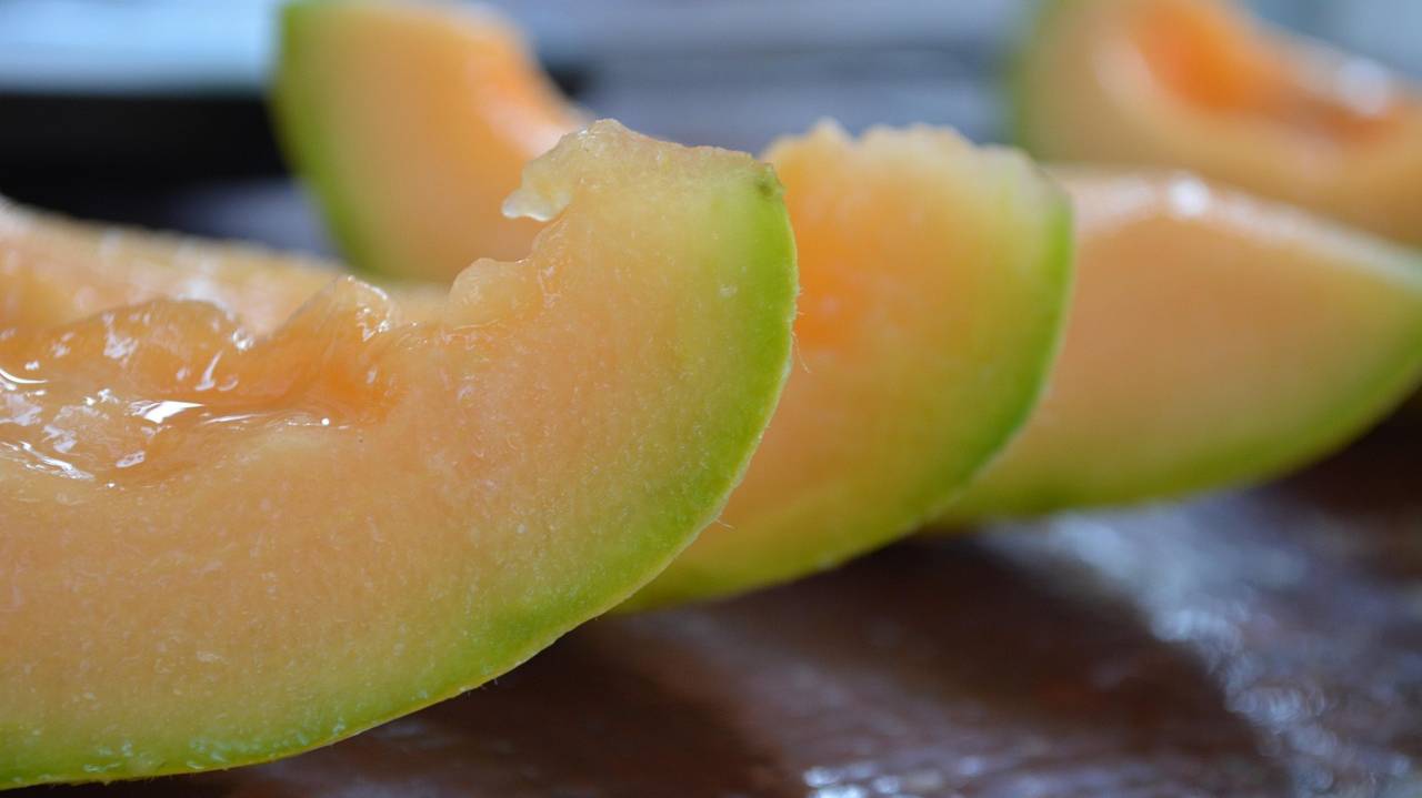 Дыня - очищает организм и устраняет лишние жиры.