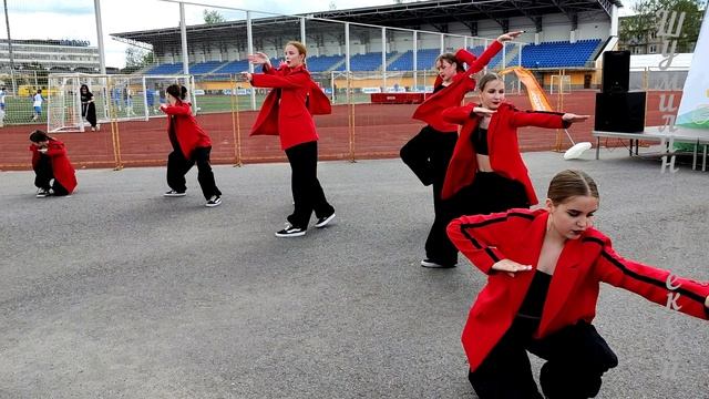 9) Танцевальный коллектив "Dance Home Fresh" (команда "Crazy Fresh"). Псковский велопарад.