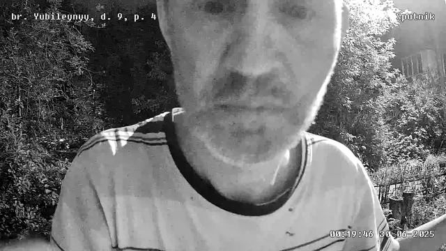 Не адекватный сосед ломится в подъезд 30.06.2025