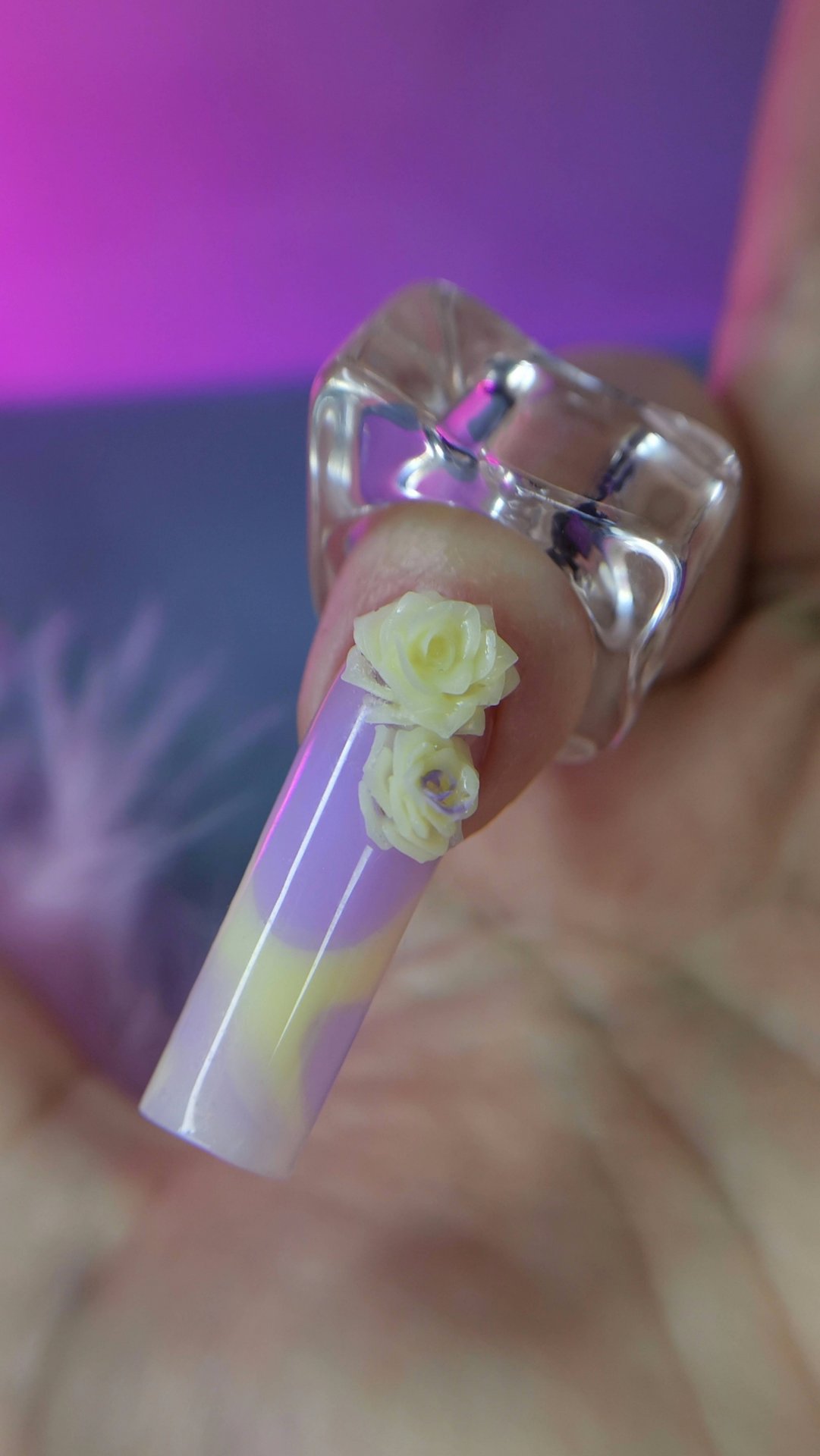 Порция особенной красоты. Большие жёлтые Чайные Розы на сиреневом фоне. Невозможно не влюбиться.