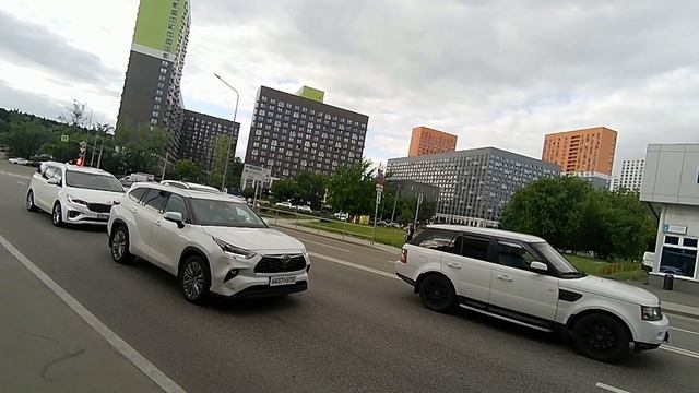 Бегуны через дорогу