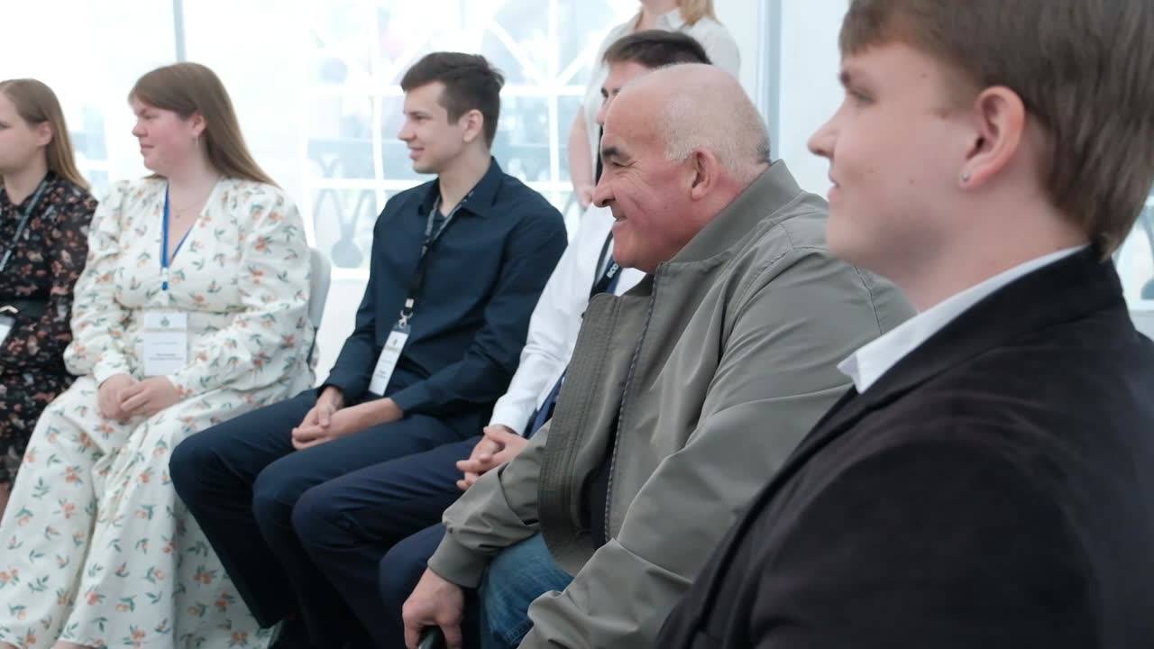 Сергей Ситников обратился со словами напутствия к выпускникам-краснодипломниками