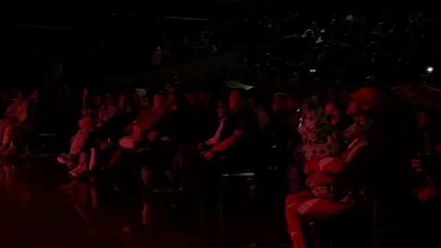 Олег Митяев вместе со зрителями- "Как здорово, что все мы здесь...!"