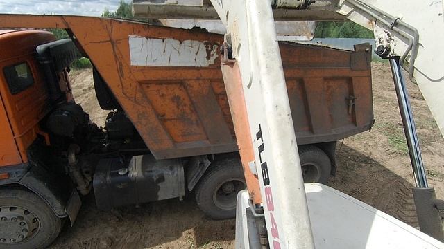 корчевание передним ковшем, планировка, вывоз мусора 5 (неудачно висит камера) погрузка