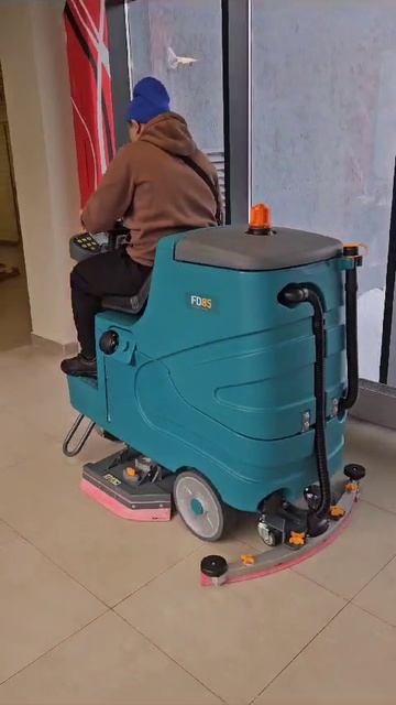 Wellland FD85 работает в узких коридорах торгового центра